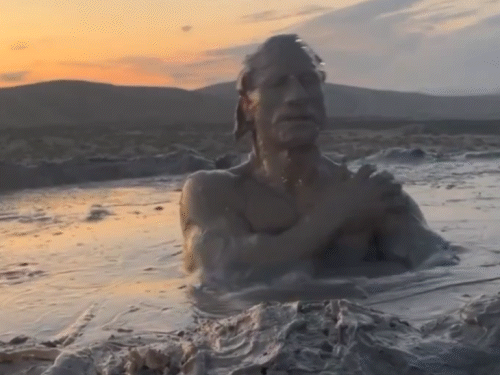 Vidyut Jammwal Volcanic Mud Video | Bollywood News | वोलकैनिक मड में ...