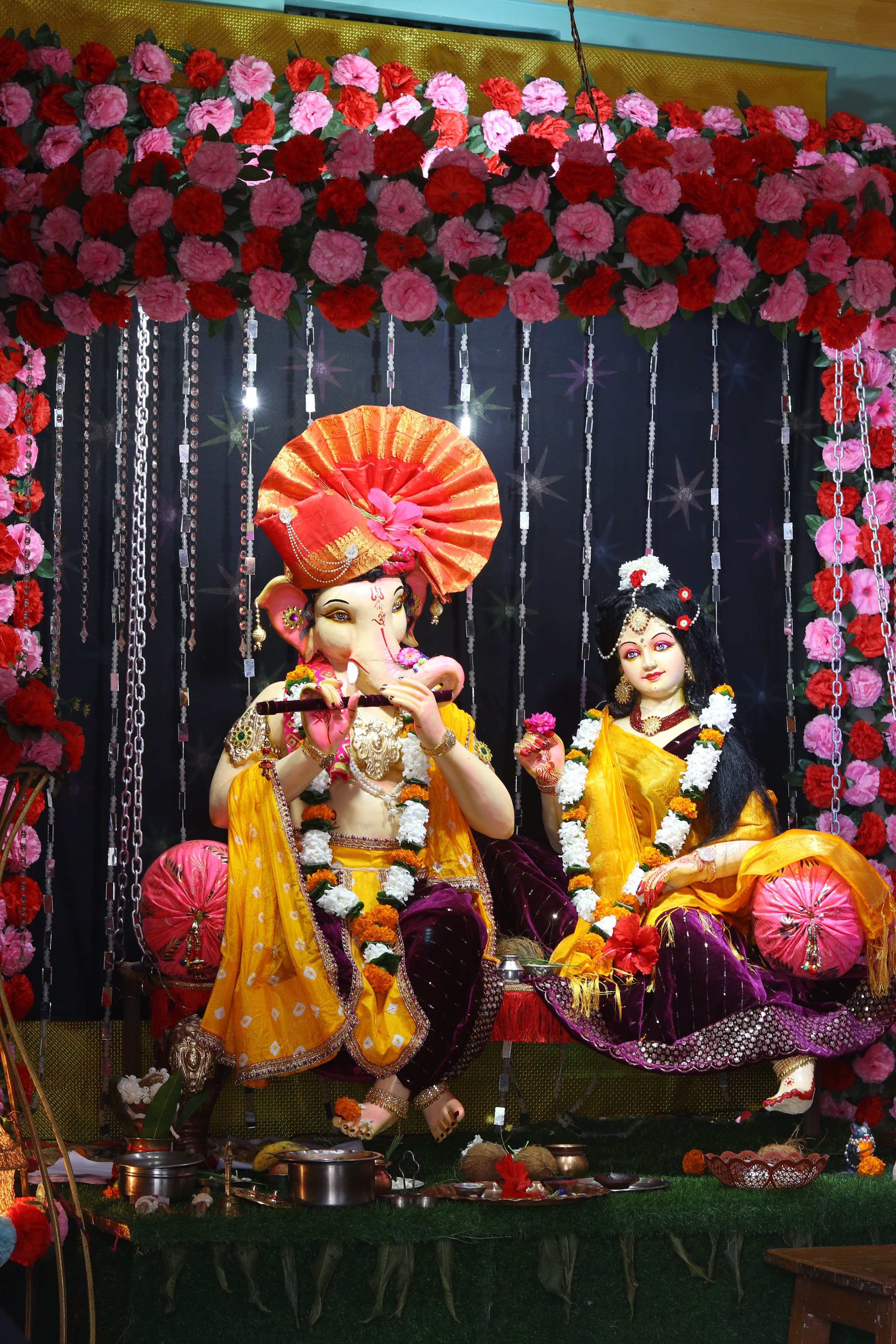 Ganesh Utsav celebrated, people coming for darshan | गणेश उत्सव की धूम ...
