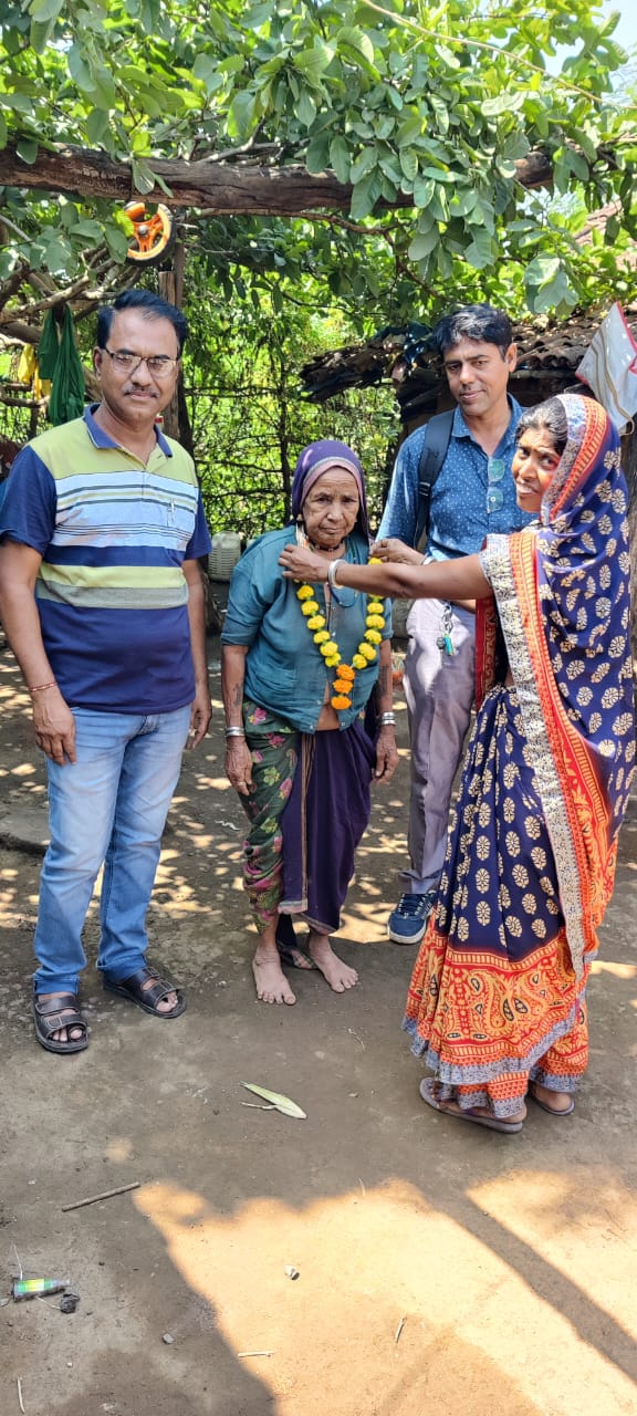 Elders honored in Gavadi village | गवाड़ी गांव में बुजुगों का किया ...