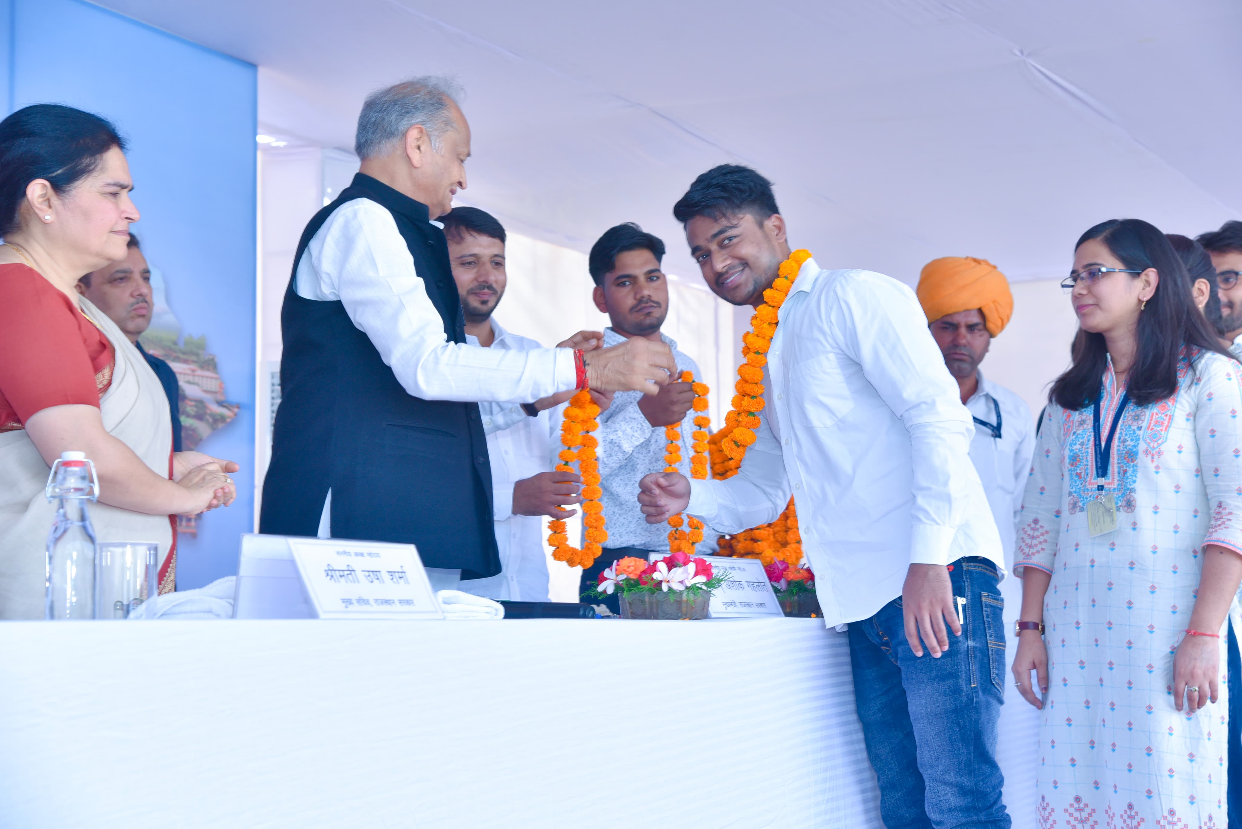 Maniyan's Neeraj Rajput honored by Chief Minister Ashok Gehlot | मनियां ...