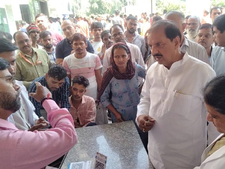 Noida MP reached district hospital Inspected ICU, gave green signal to ...