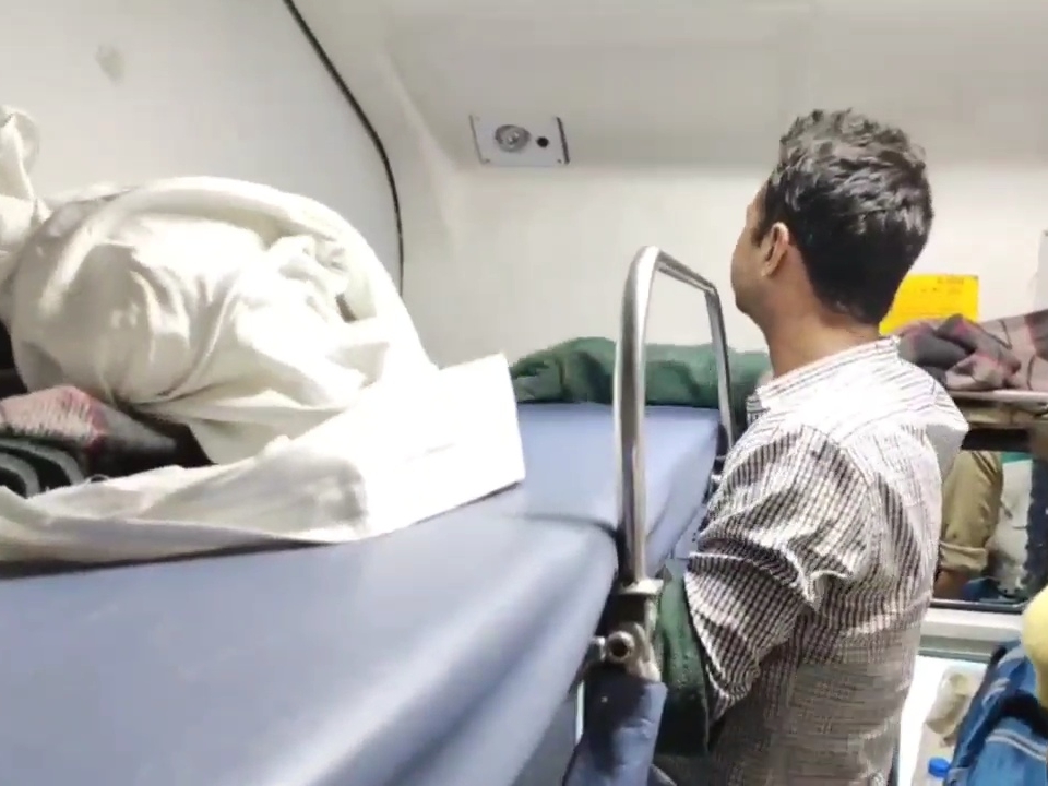 Snake seen in B-1 coach of Magadh Express | मगध एक्सप्रेस के बी-1 कोचे ...