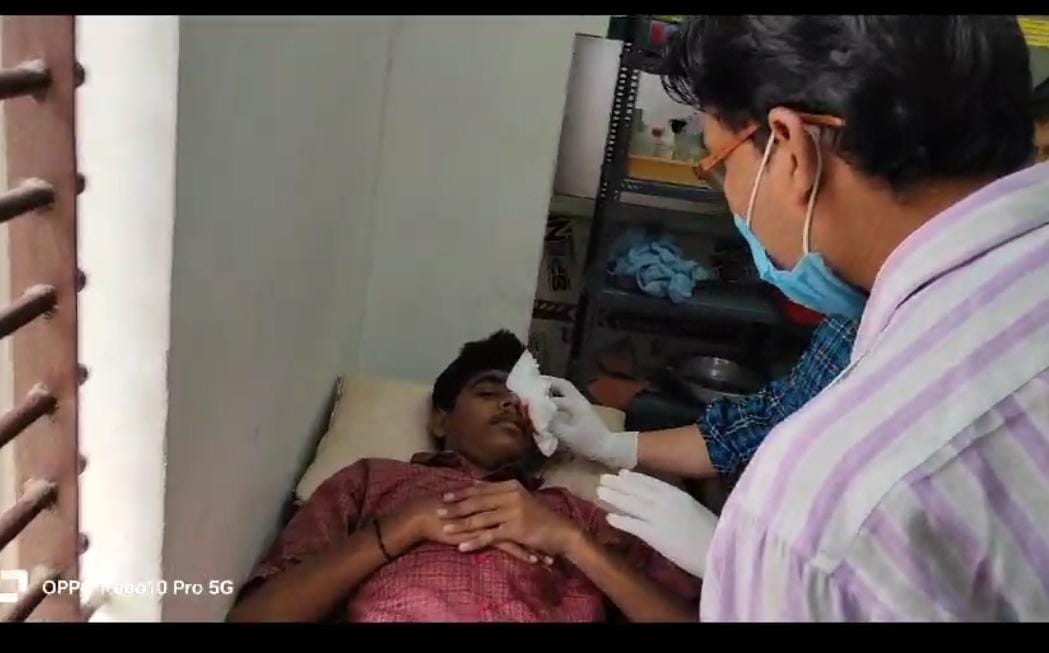 Bullera hits school vehicle in Narmadapuram | नर्मदापुरम में स्कूल वाहन ...