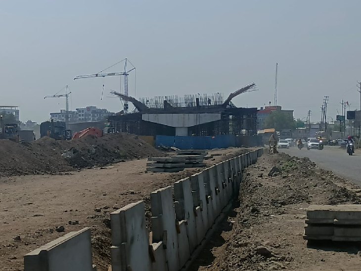 Rau Circle flyover work stuck due to non-payment of compensation | मुआवजा नहीं मिलने से अटका राऊ ...