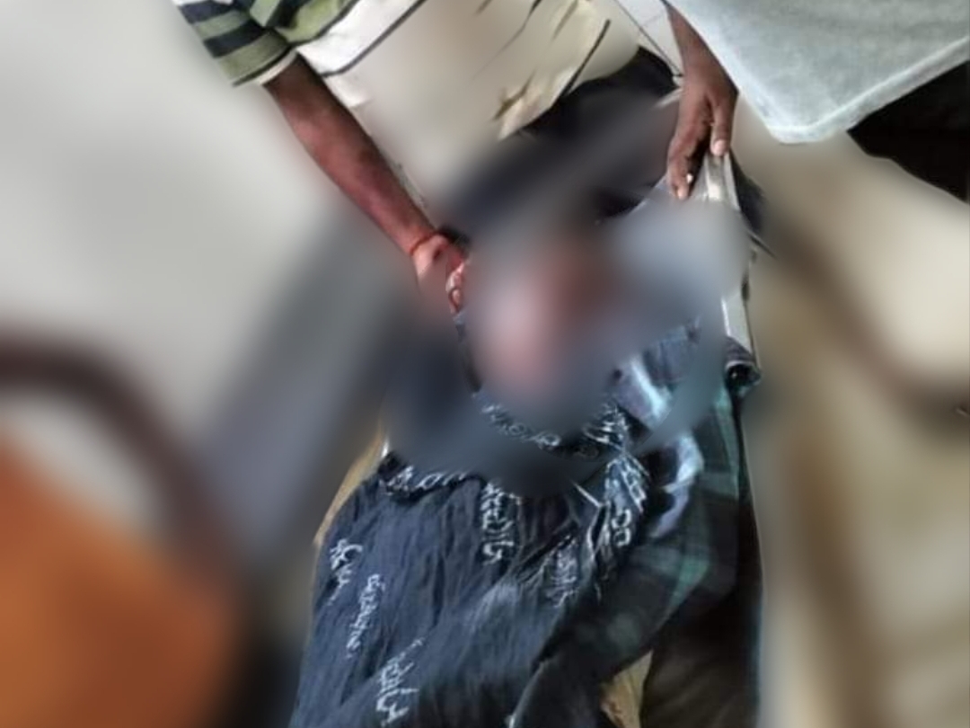 Bike collides with tractor-trolley parked in Ballia | बलिया में खड़े ...