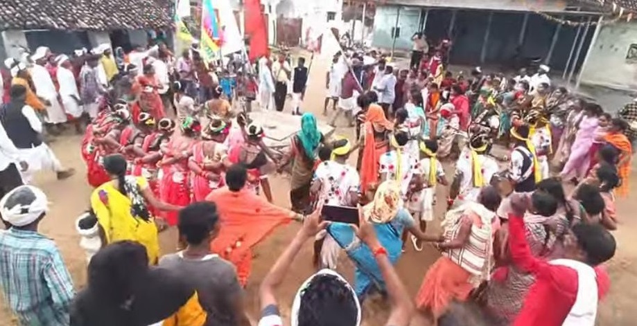 Installation of statue of Pahandi Pari Kupar Lingo Baba in village ...
