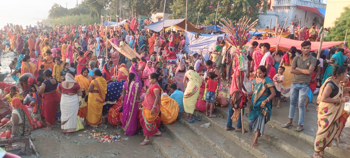 Jiutiya devotees took bath in Saryu river in Rivilganj and worshiped ...
