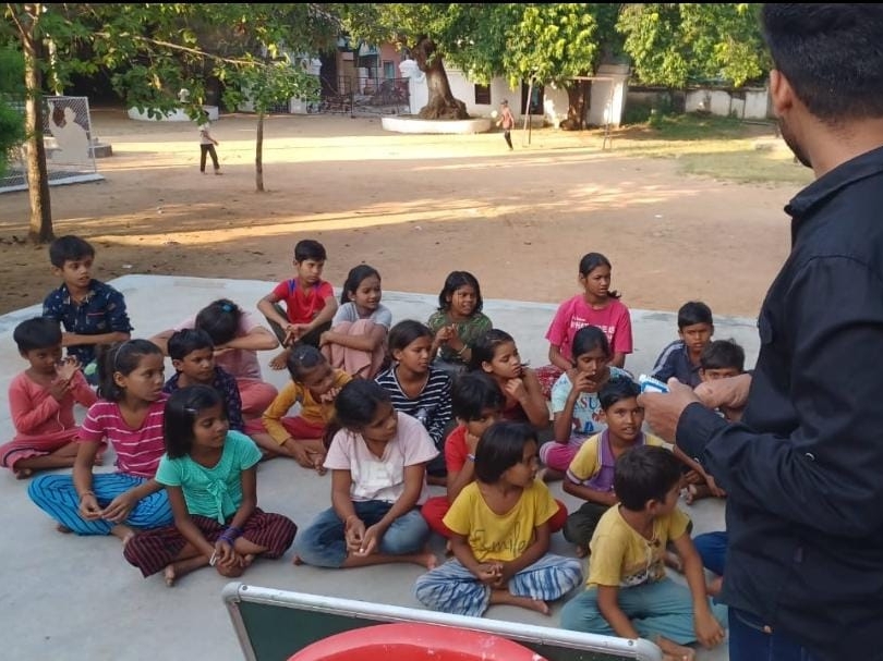 Children are learning the art of drawing in Gandhi Ashram.. | चित्रकला ...