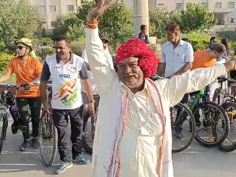 Cycle rally took out message to vote | साईकिल रैली निकाल कर दिया मतदान ...
