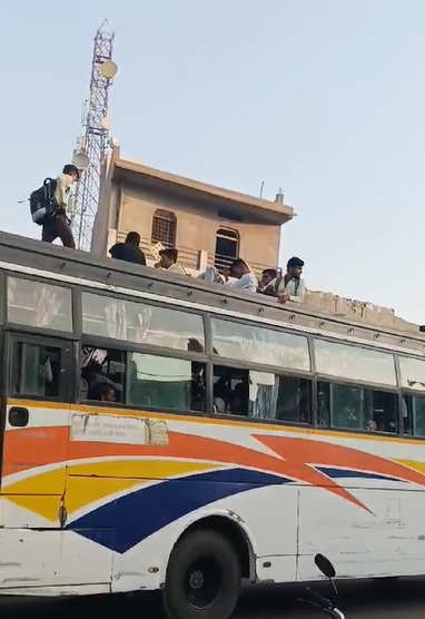 Risky journey on the roof of overloaded bus, even school students were ...