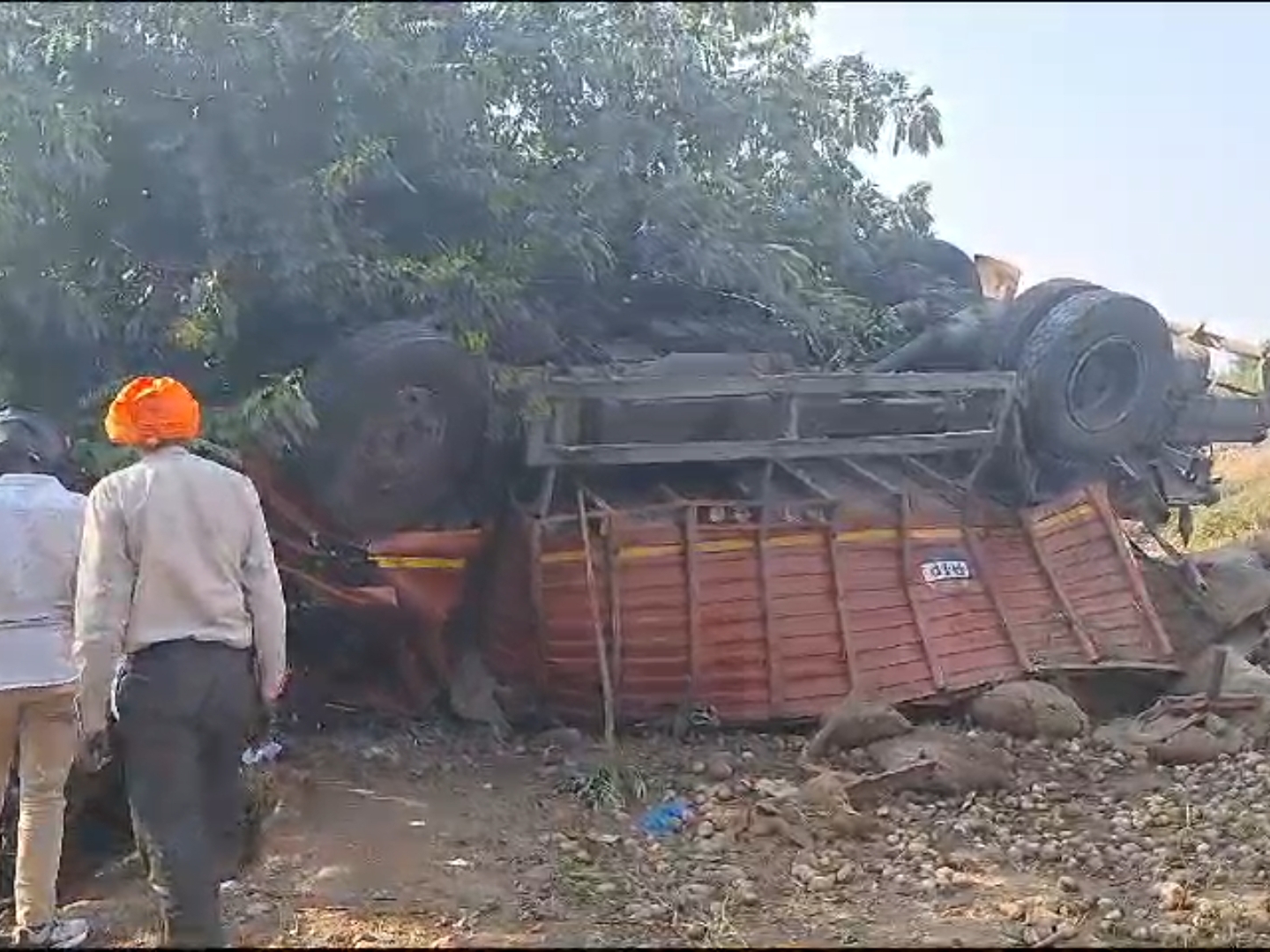 Accident happened on Maharashtra border of Bijasan Ghat | बिजासन घाट की ...