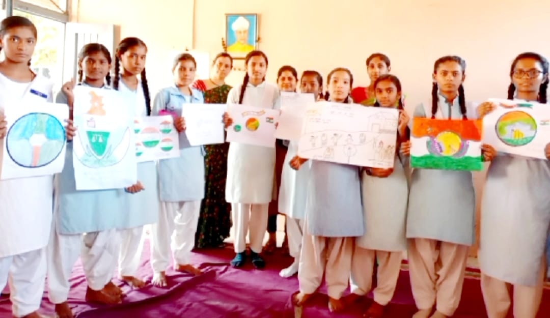 Students were encouraged to vote by making posters | पोस्टर बनाकर ...