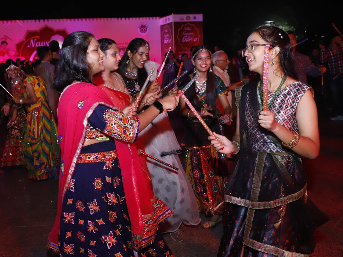 There was a lot of fun in Garba Raas amidst colorful lights. | आगरा में ...
