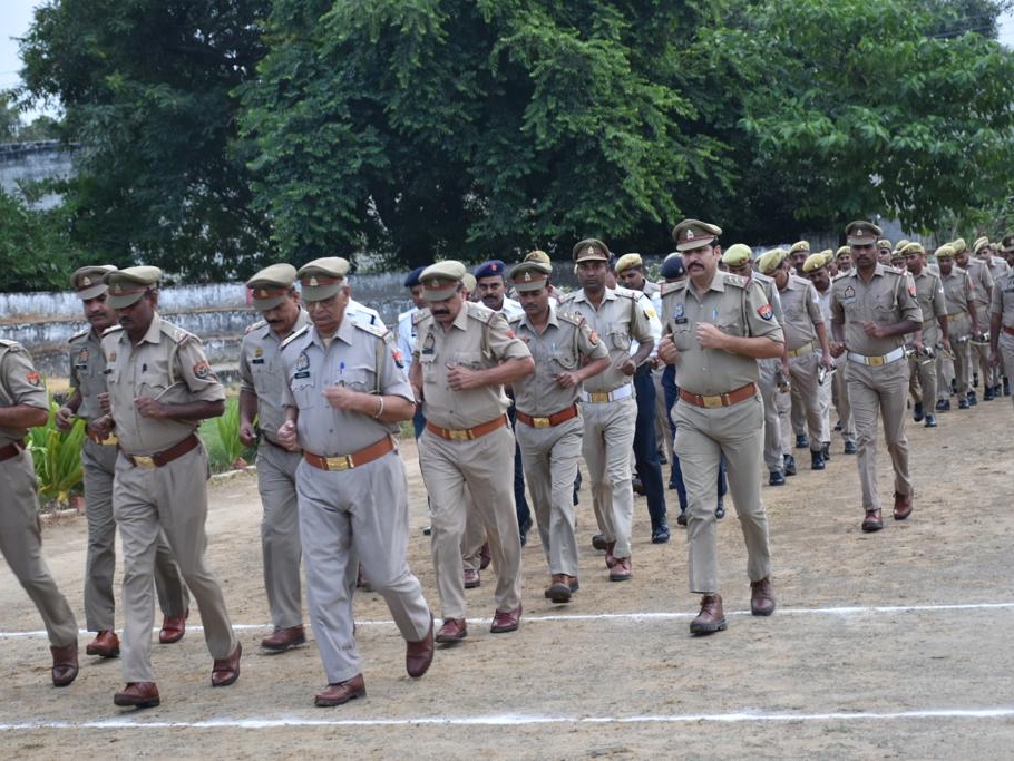 Rehearsal of Balwa drill took place in Etah | एटा में बलवा ड्रिल का हुआ ...