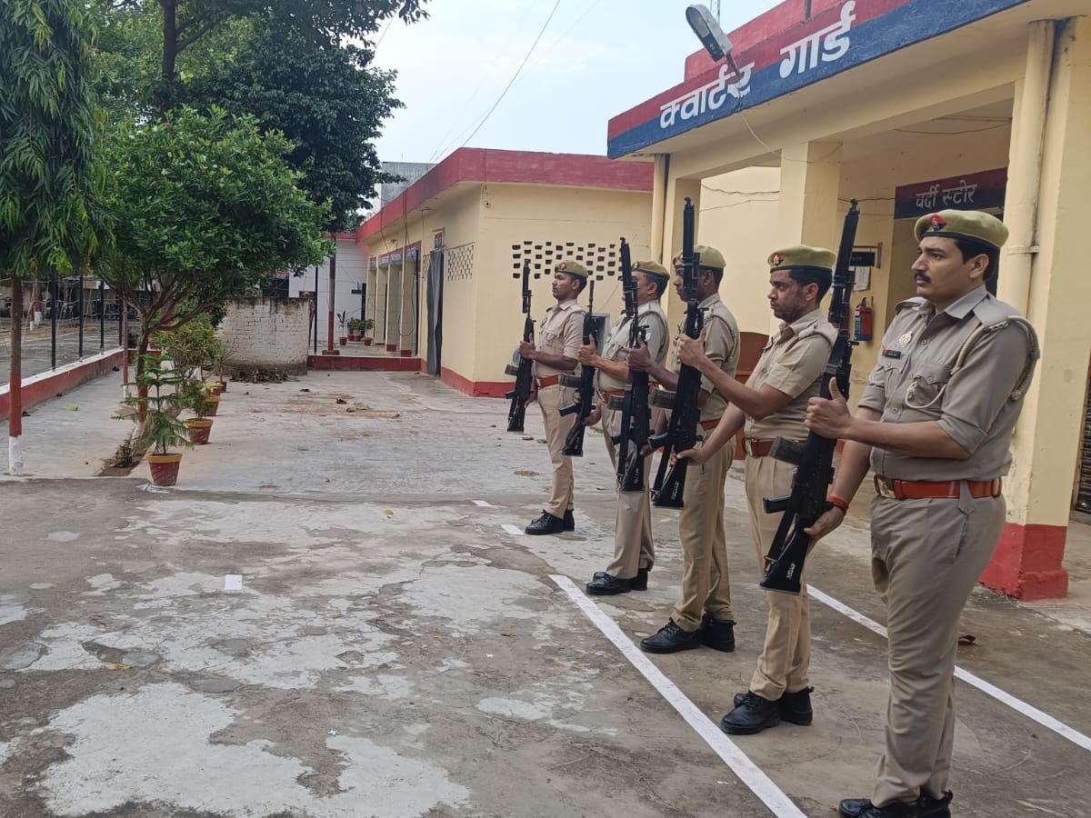 ASP inspected police line in Amethi, Amethi | अमेठी में एएसपी ने पुलिस ...