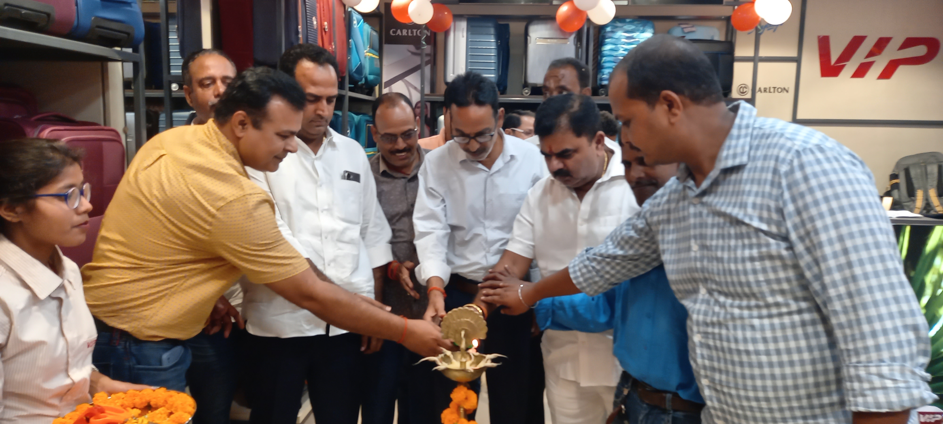 VIP company's bag showroom opened | वीआईपी कंपनी का बैग शोरूम खुला ...