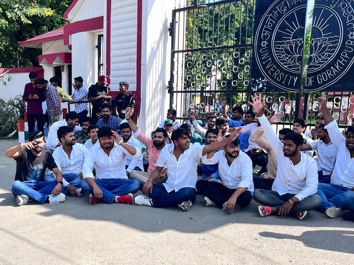 Huge demonstration of students at DDU gate | 'VC मैडम...सुनो हमारी बात ...