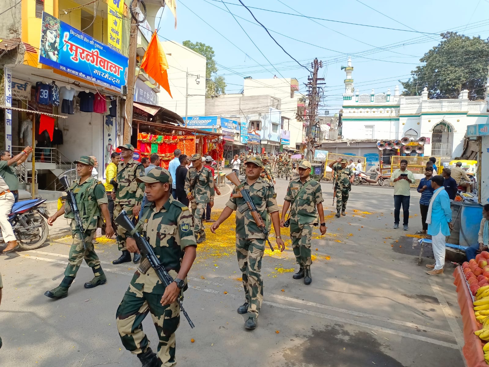 Flag march took place in the city | शहर में निकला फ्लैग मार्च: विधानसभा ...