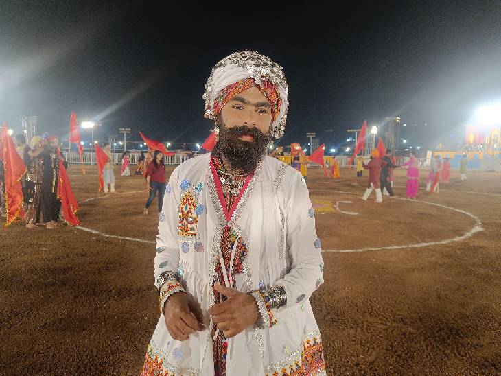 Different style of Garba lovers in Abhivyakti Garba Mahotsav ...