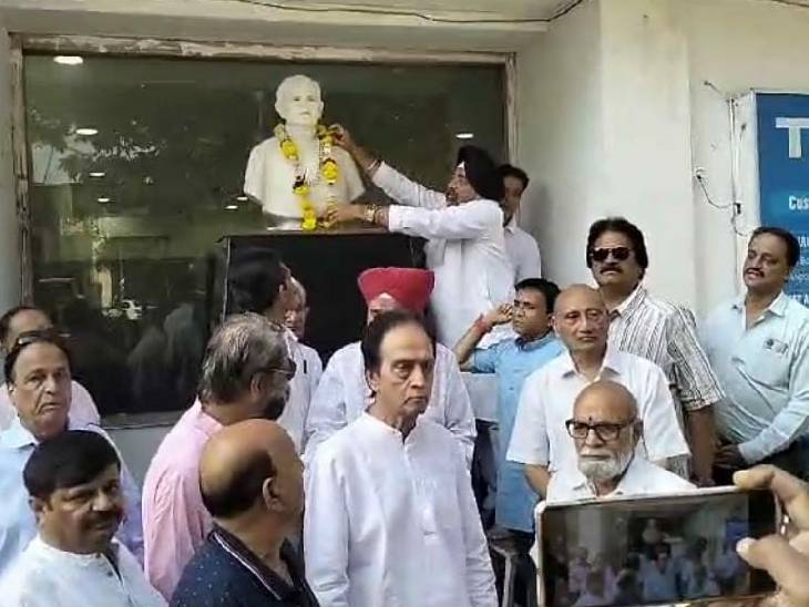 Wreathed on the birth anniversary of Prakash Chand Sethi in Indore ...