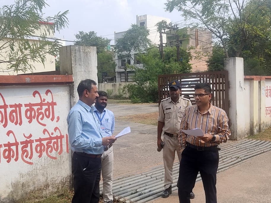 Collector and SP saw the arrangements of Returning Officer Harda office ...