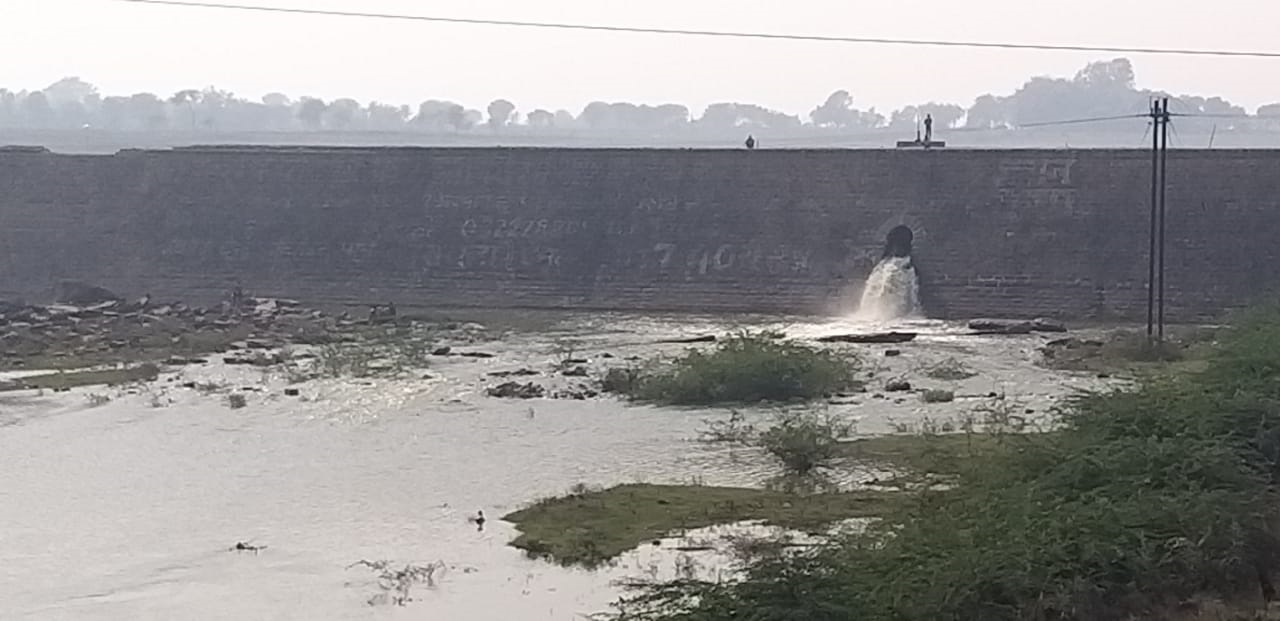 Baisal Dam's sluice opened, farmers say water is being wasted | बैसली ...