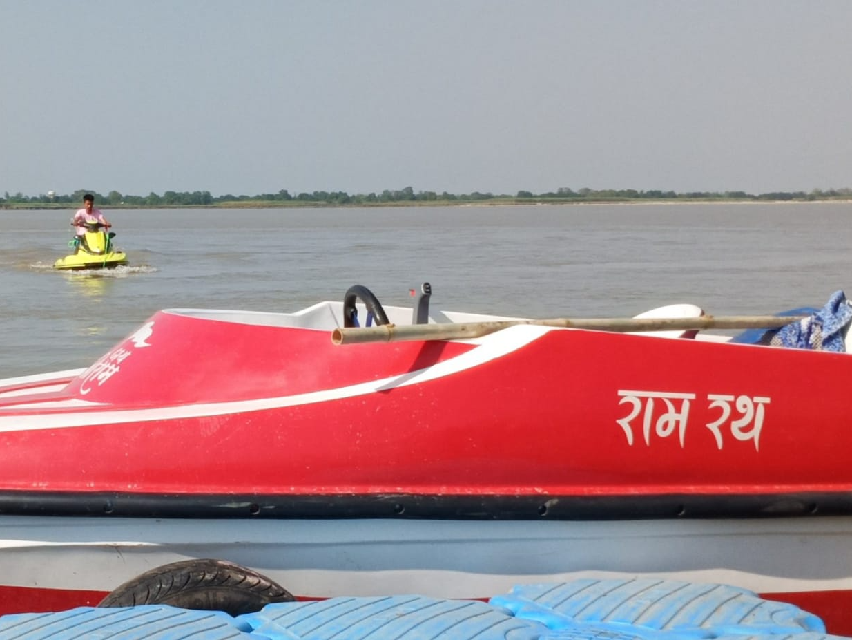 Tourists take jet steamer speed boat in Ayodhya Saryu river | अयोध्या ...