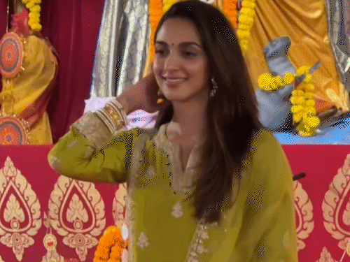 Hema came to seek blessings of Maa Durga – Esha Deol