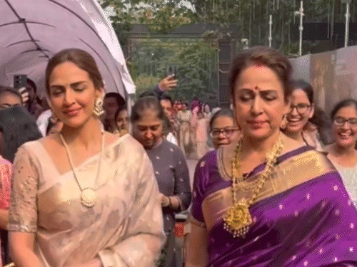 Hema came to seek blessings of Maa Durga – Esha Deol