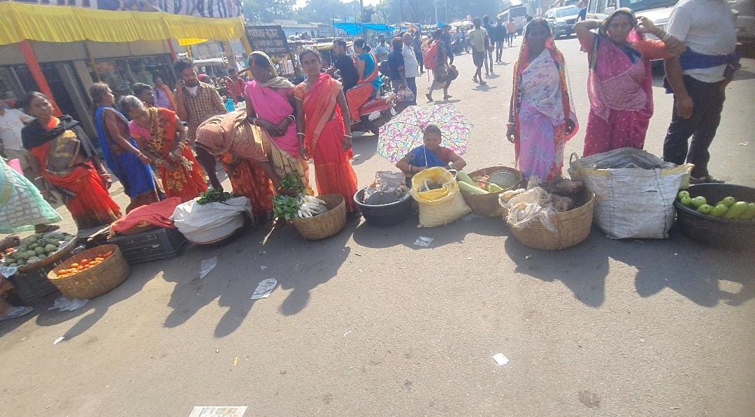 Vegetable vendors protested against installation of barriers in the old ...