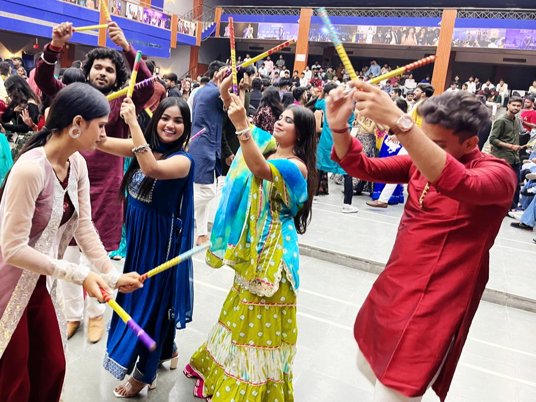 Students danced vigorously on Garba and Dandiya, won everyone's heart ...