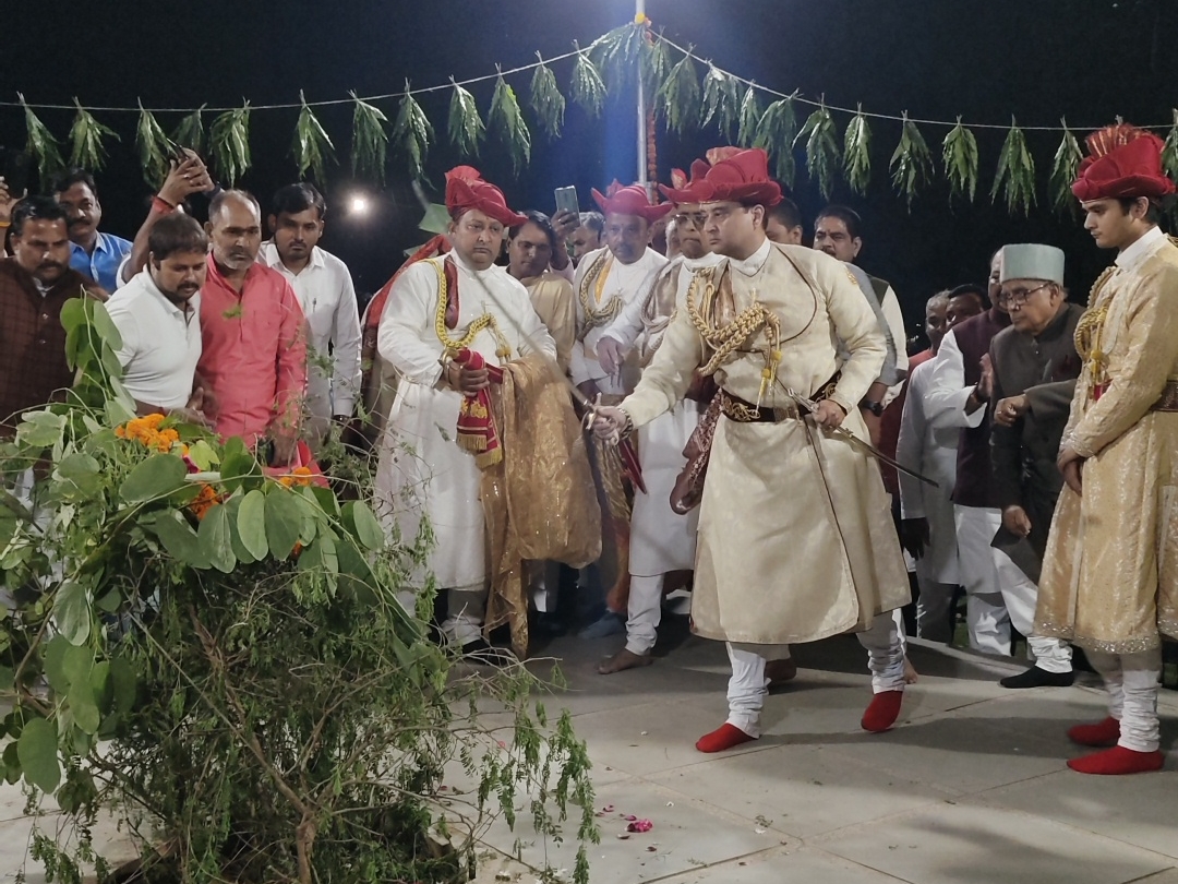 Jyotiraditya performed Shami puja in traditional style | पारम्परिक ...