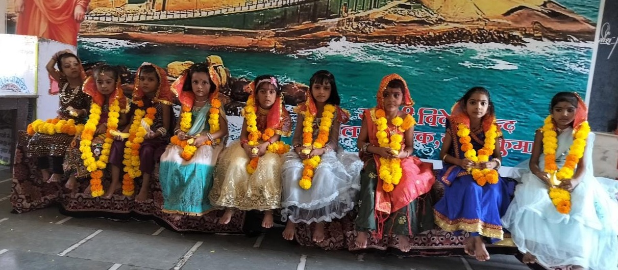 Kanya Puja in Kalaliya, girls performed Garba | कलालिया में कन्या पूजन ...