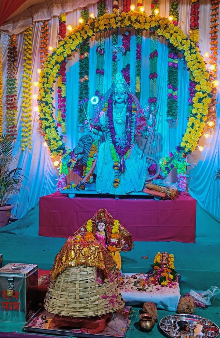 The statue is being installed in the pandal in Anjad for 58 years ...