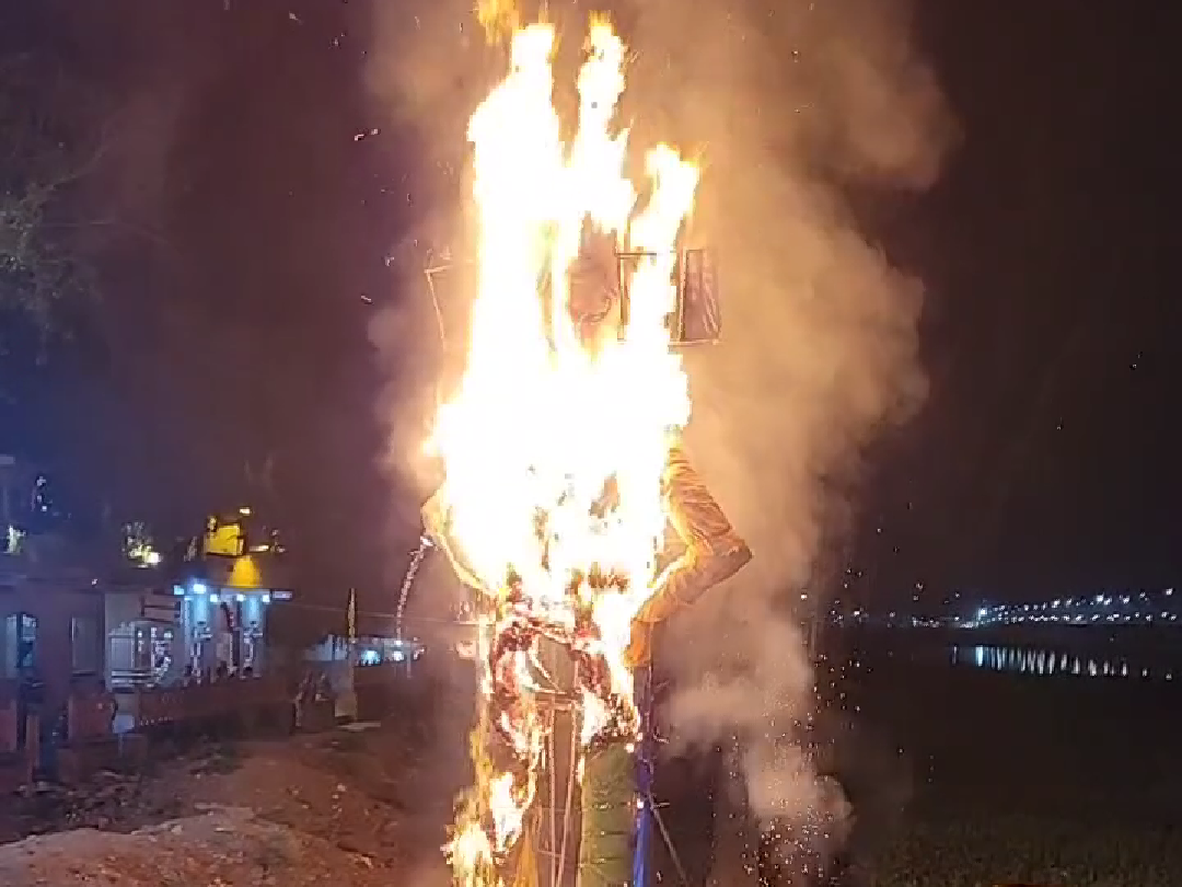 51 feet high Ravana burnt in the ocean | सागर में हुआ 51 फीट ऊंचे रावण ...