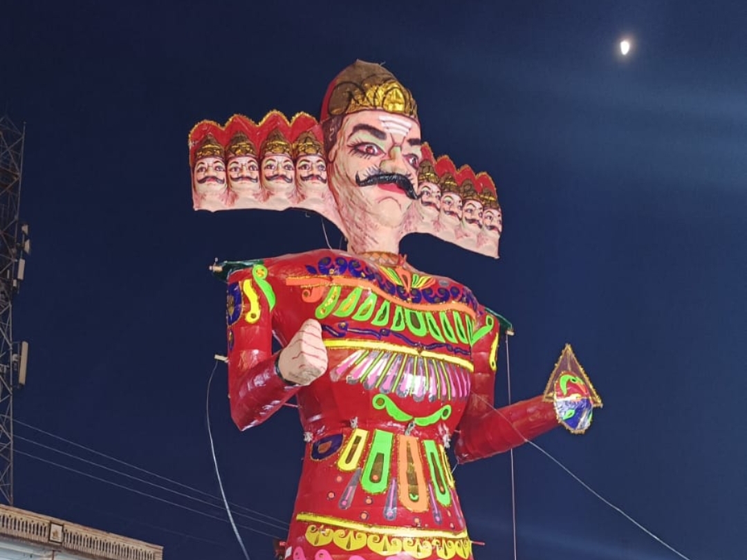 41 feet high effigy of Ravana burnt | 41 फिट ऊंचे रावण के पुतले का हुआ ...