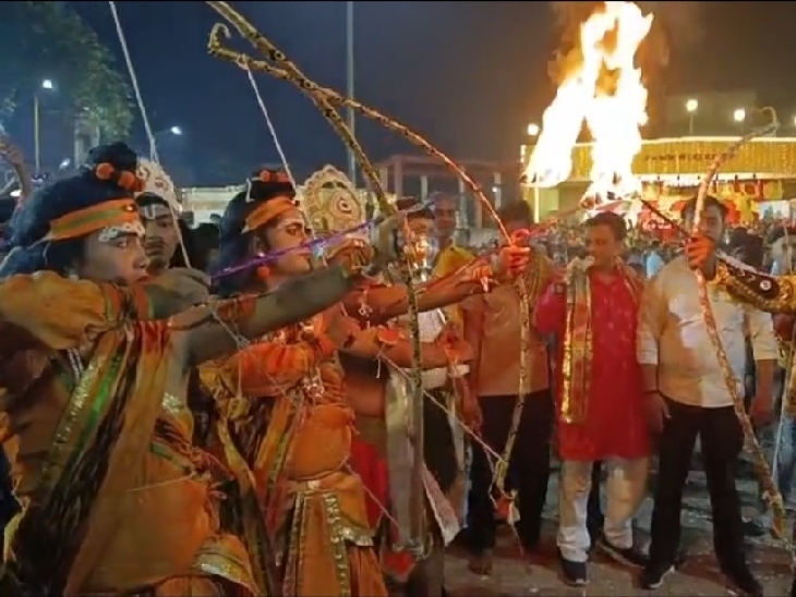 Lord Shri Ram killed Ravana on the 14th day of Ramlila. | रामलीला के ...