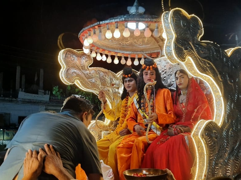 Bharat jumped with joy after seeing Pushpak Vimana | पुष्पक विमान को ...