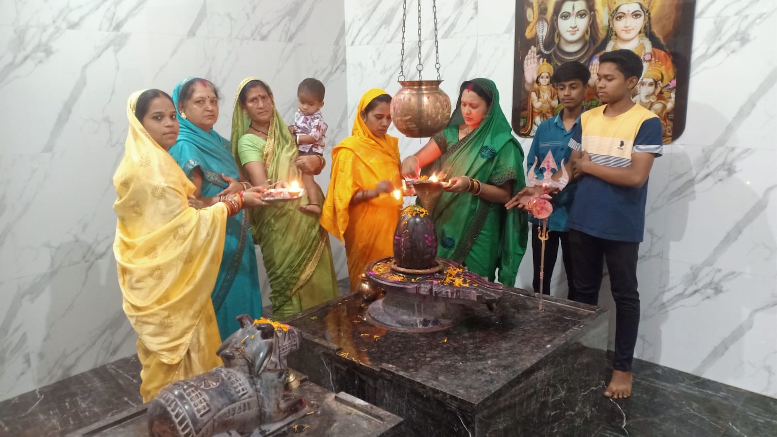 Women worshiped Lord Shiva at station Maroda | स्टेशन मरोदा में महिलाओं ...