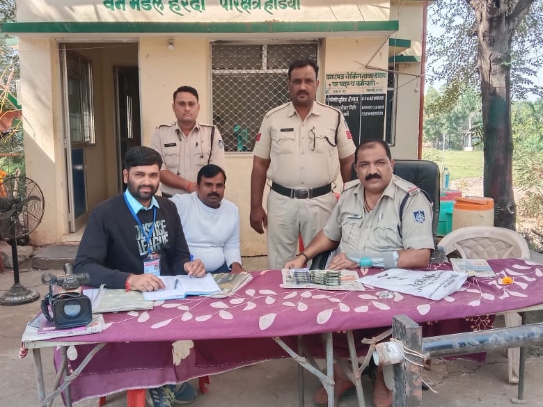 Checking at Handiya check post, Rs 1 lakh found in car | हंडिया चेक ...
