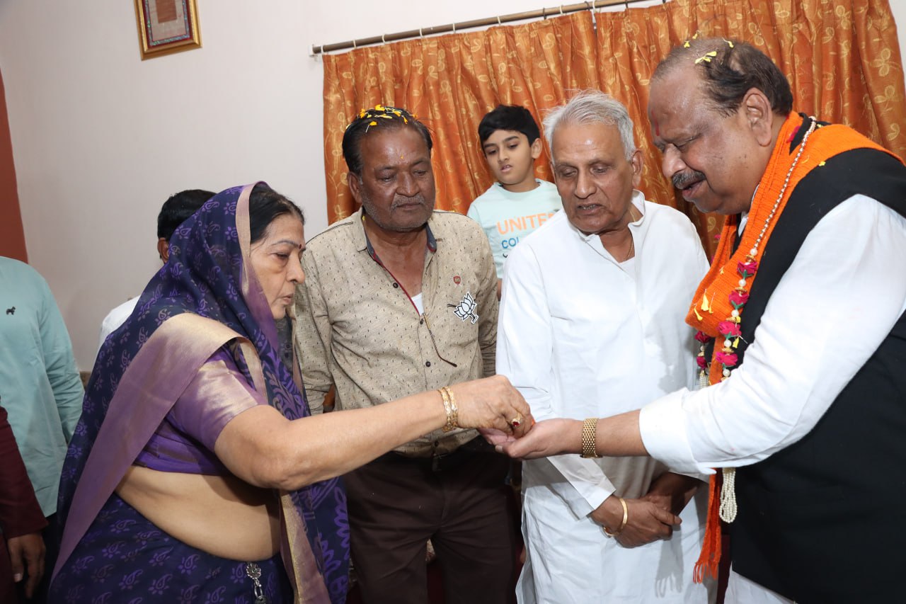 Chetanya Kashyap met former Home Minister Himmat Kothari | पूर्व ...