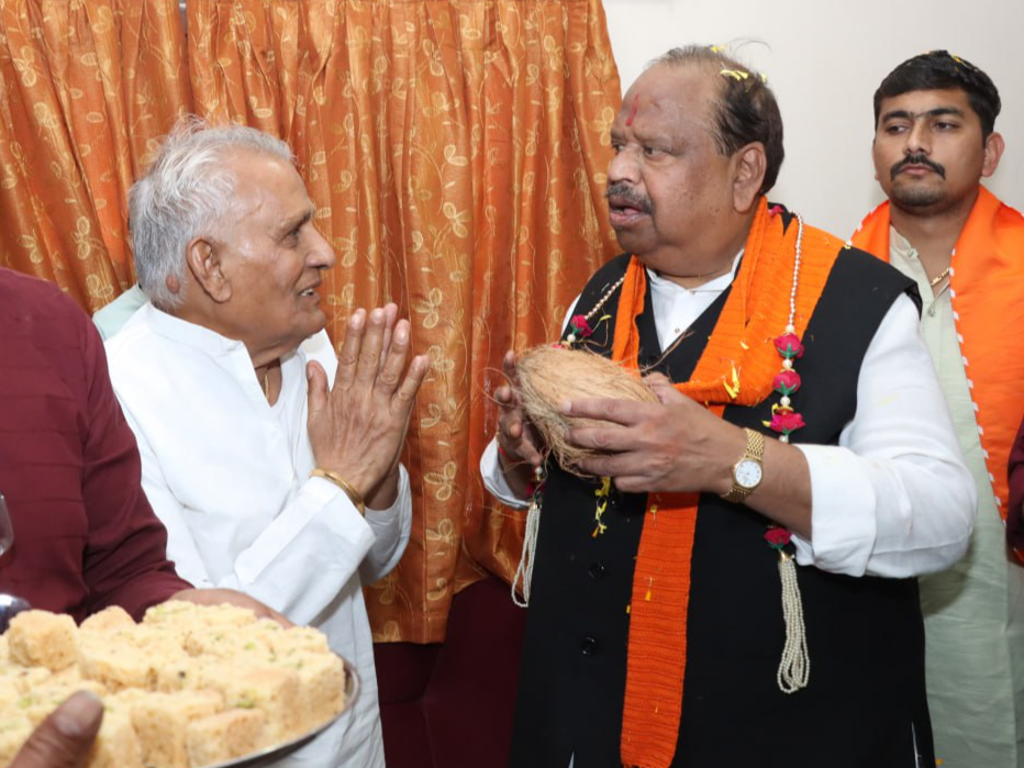 Chetanya Kashyap met former Home Minister Himmat Kothari | पूर्व ...