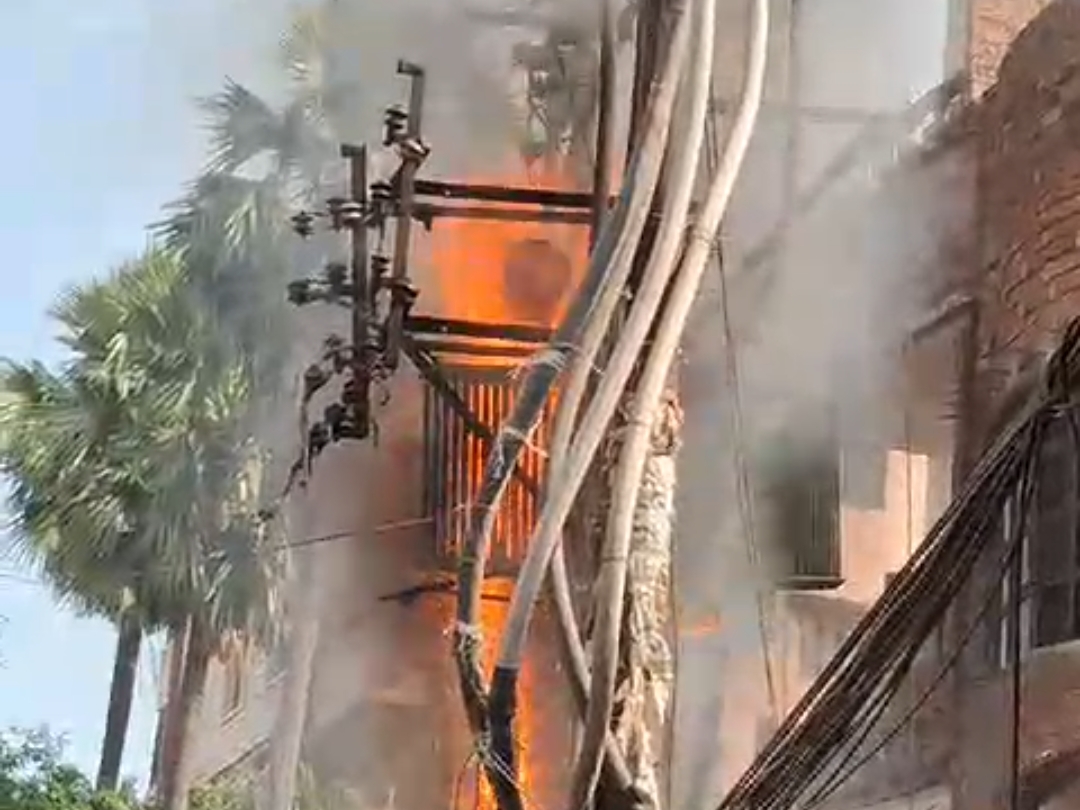 Transformer fire due to short circuit in Varanasi | वाराणसी में शॉर्ट ...