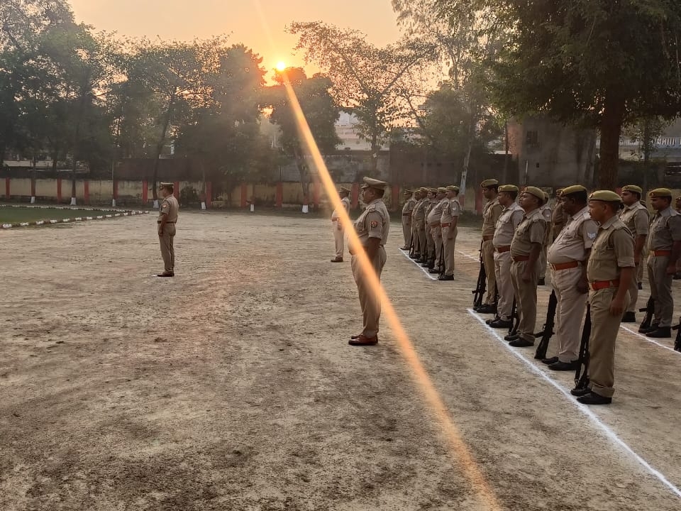 Amethi ASP took the salute of the parade | अमेठी ASP ने ली परेड की ...