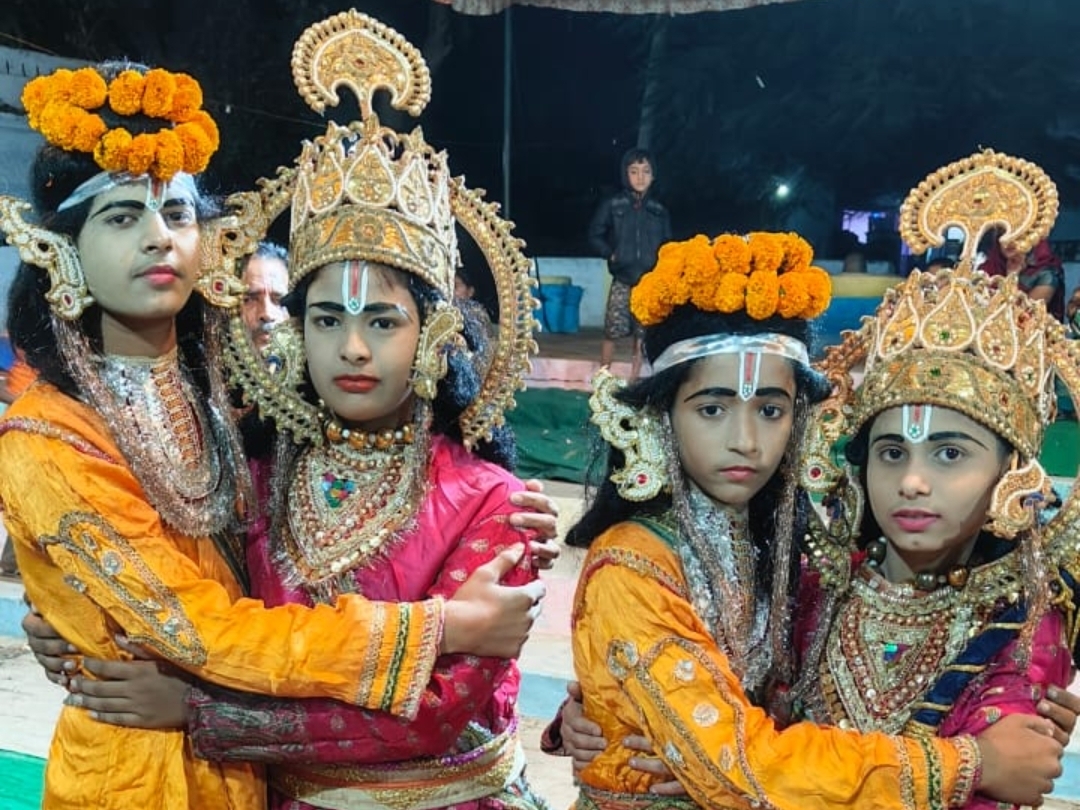 The audience shed tears after seeing the Ram-Bharat match. | राम-भरत ...