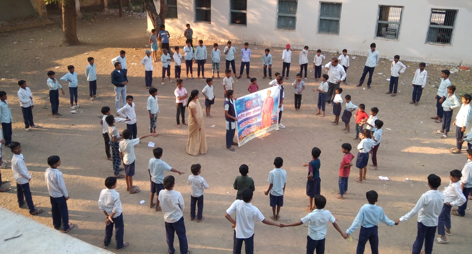 Human chain formed on the birth anniversary of Sardar Patel and Madhya ...