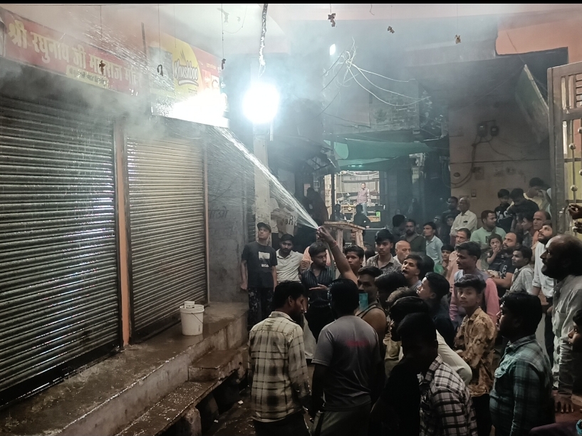 fire in clothes shop | कपड़े की दुकान में लगी आग: धुआं निकलते देख ...