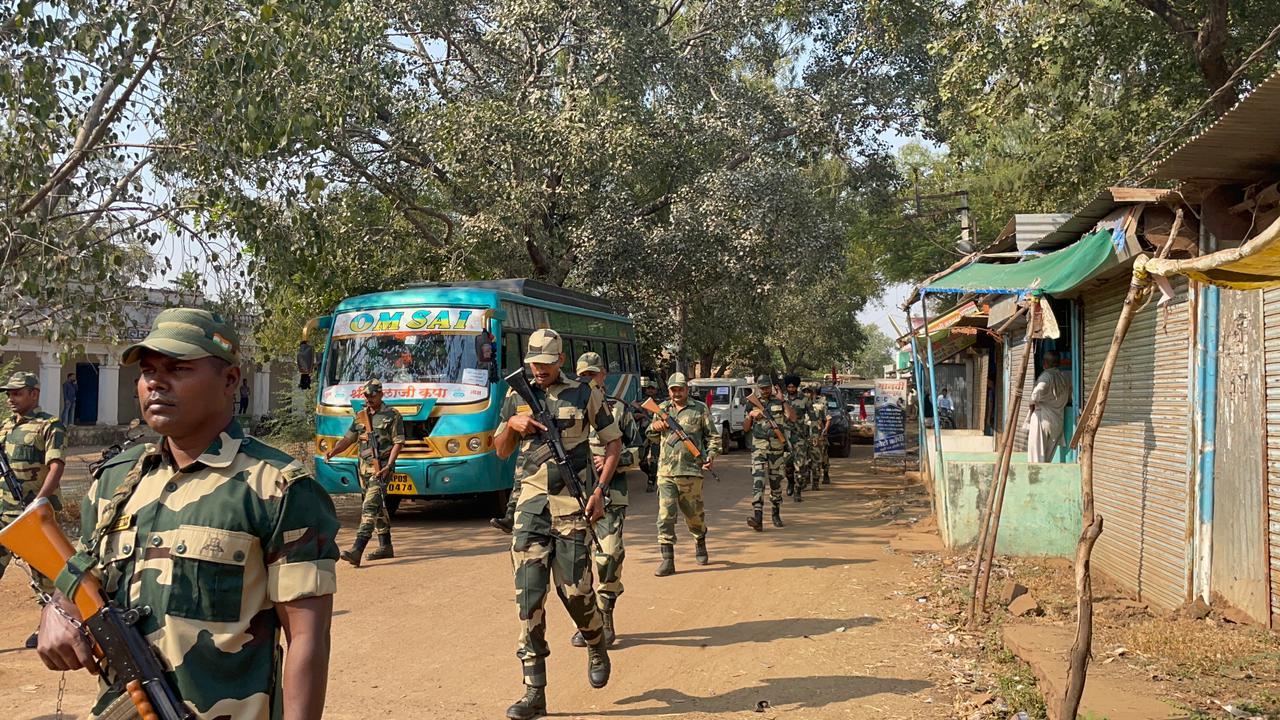 Flag march taken out in Bamori | बमोरी में निकाला फ्लैग मार्च - Guna ...