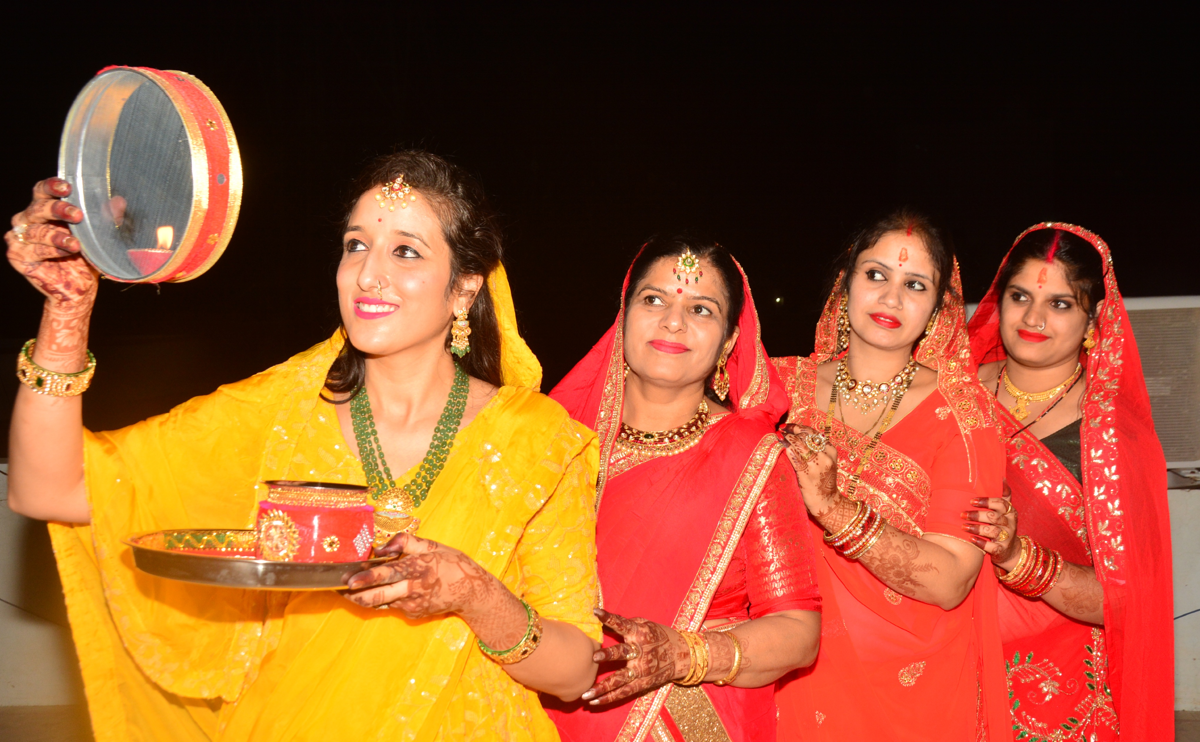 Married women kept the fast of Karva Chauth throughout the day for ...