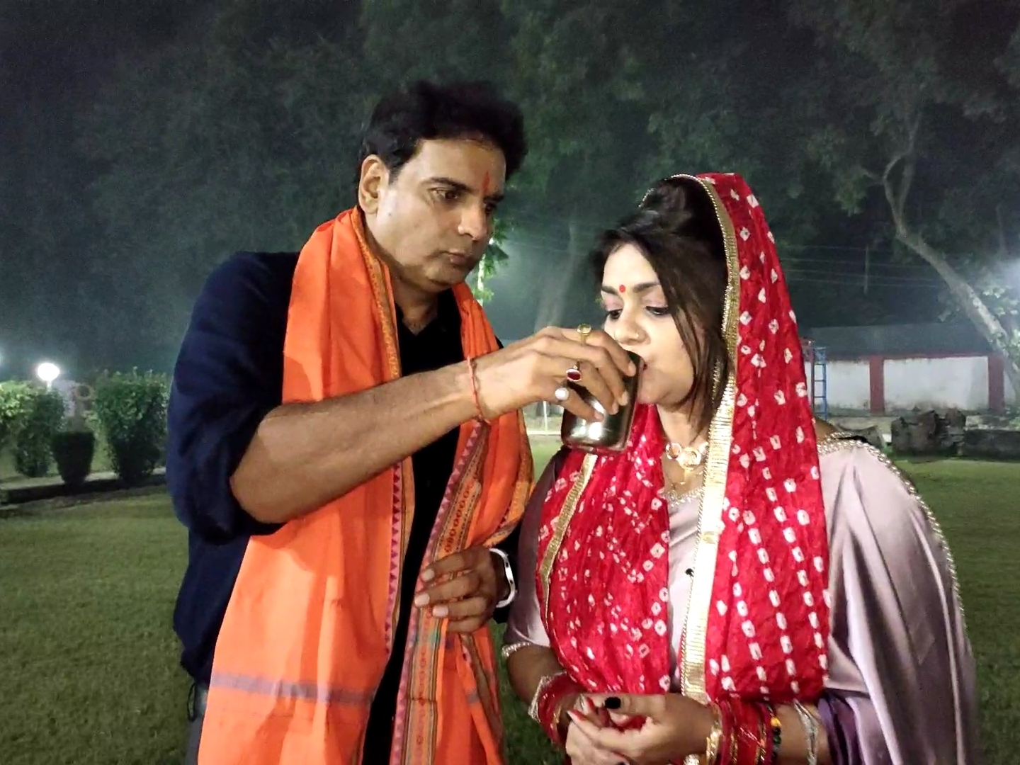 Etawah SSP's wife kept Karva Chauth fast | इटावा SSP की पत्नी ने रखा करवा चौथ का व्रत: नीलम राय ...